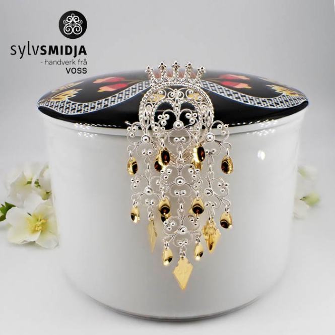 Solje (brosje) med vridde blader, sølv/forgylt | Ole Aas