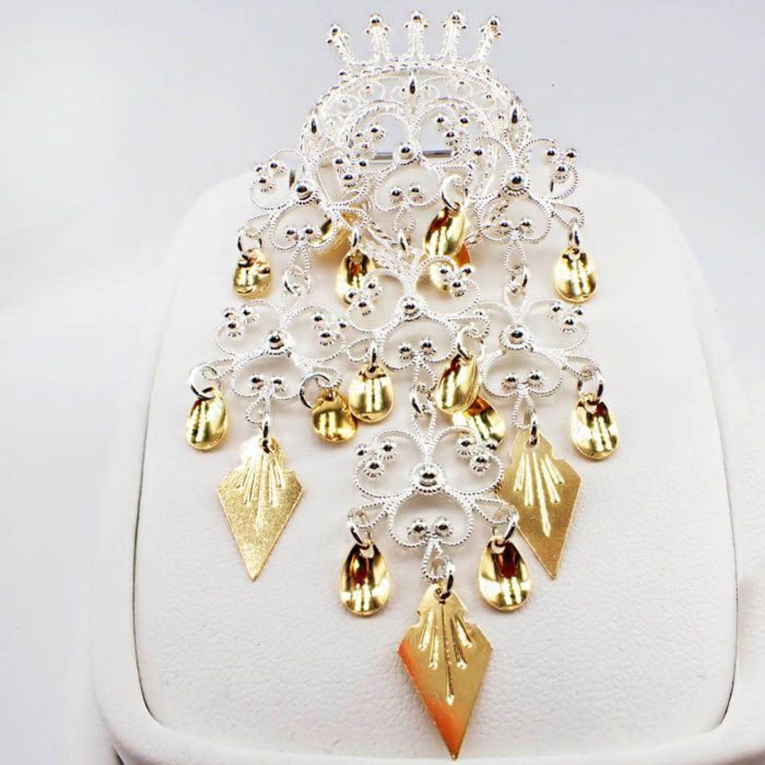 Solje (brosje) med vridde blader, sølv/forgylt | Ole Aas