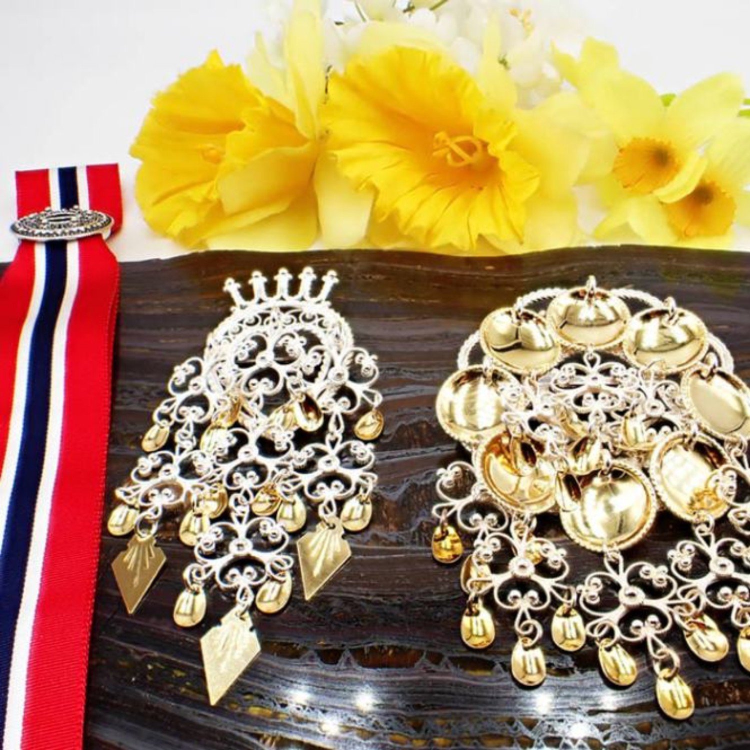 Solje (brosje) med vridde blader, sølv/forgylt | Ole Aas