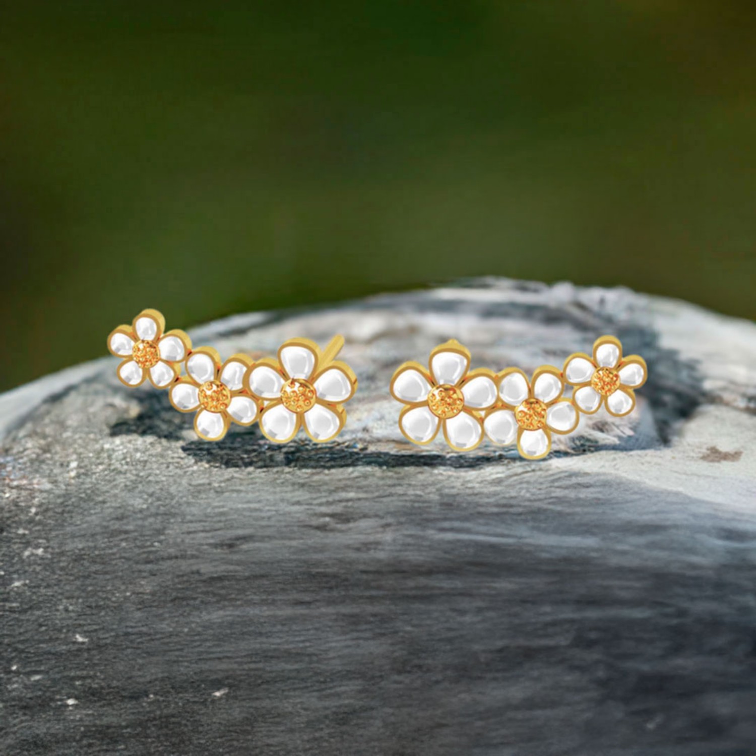 Ørepynt i forgylt sølv hvit Forglem-meg-ei. LIV | Ole Aas