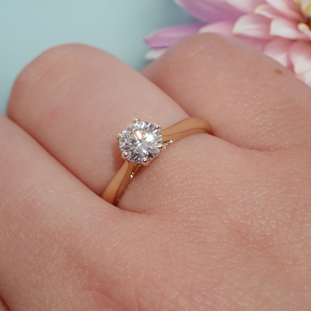 Forlovelsesring med lab grown diamant 0,73 ct River (E) - VS2. Leticia | Ole Aas